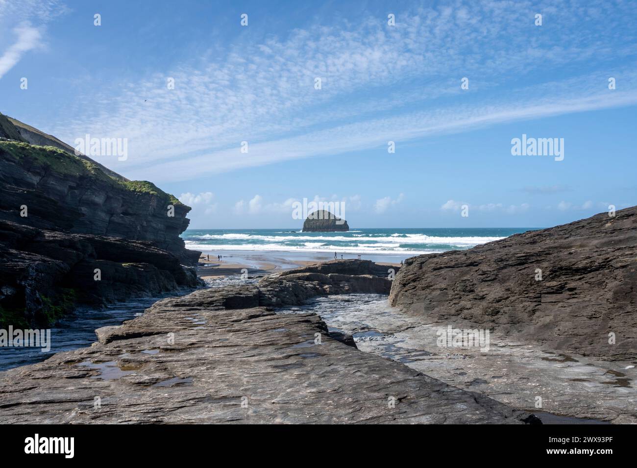 Trebarwith Strand Beach with Gull Rock Island, dramatic cliffs, rocks ...
