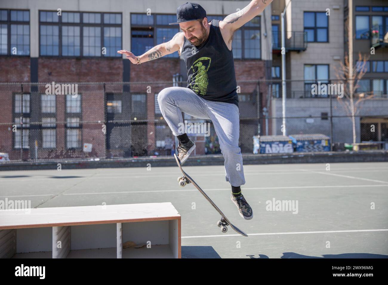 Skateboard jump hi-res stock photography and images - Alamy