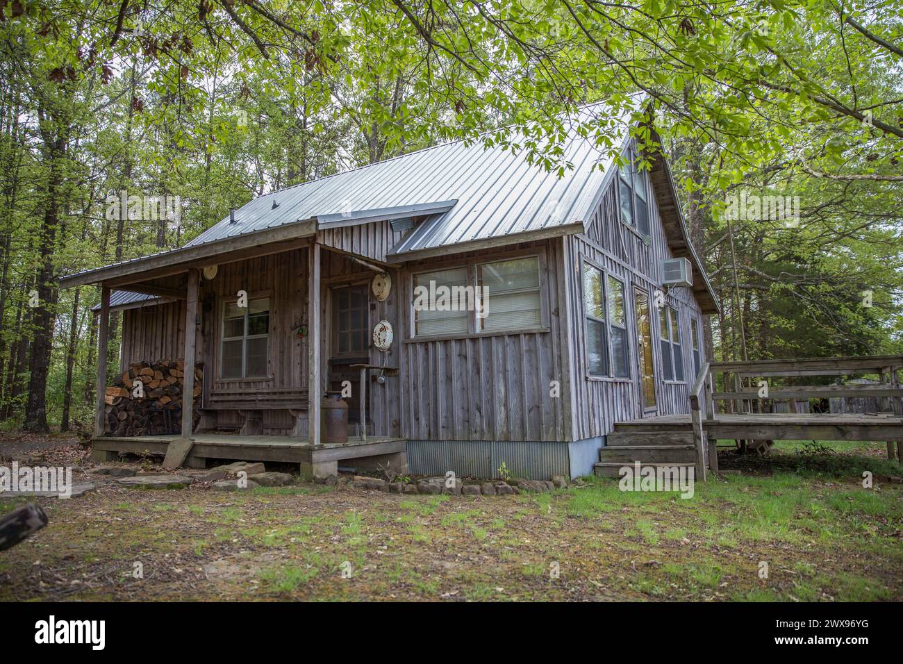 Tin roof cabin hi-res stock photography and images - Alamy