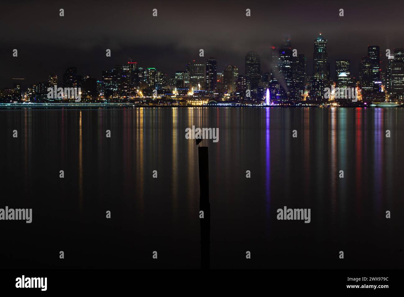 Seattle waterfront at night hi-res stock photography and images - Alamy