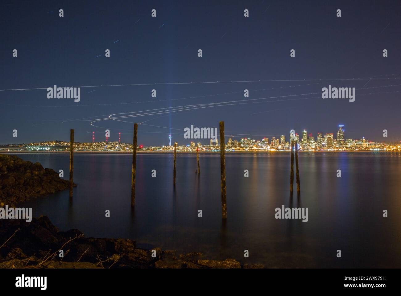 Seattle waterfront at night hi-res stock photography and images - Alamy