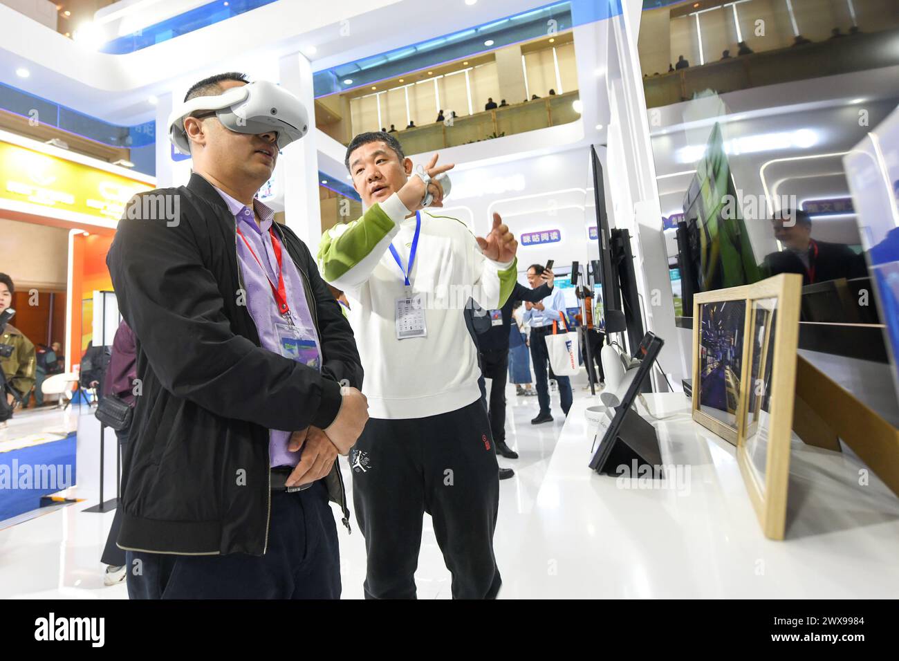 (240329) -- CHENGDU, March 29, 2024 (Xinhua) -- A visitor learns about ...