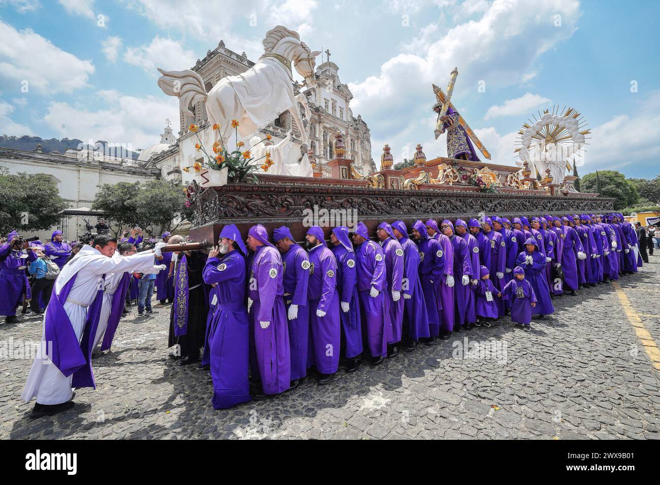 Antigua, Guatemala. 28th Mar, 2024. Costaleros carry the massive Jesús ...