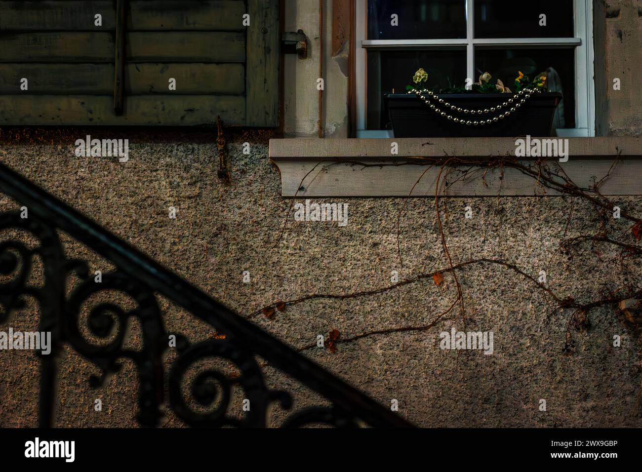Round window diagonal lines hi-res stock photography and images - Alamy