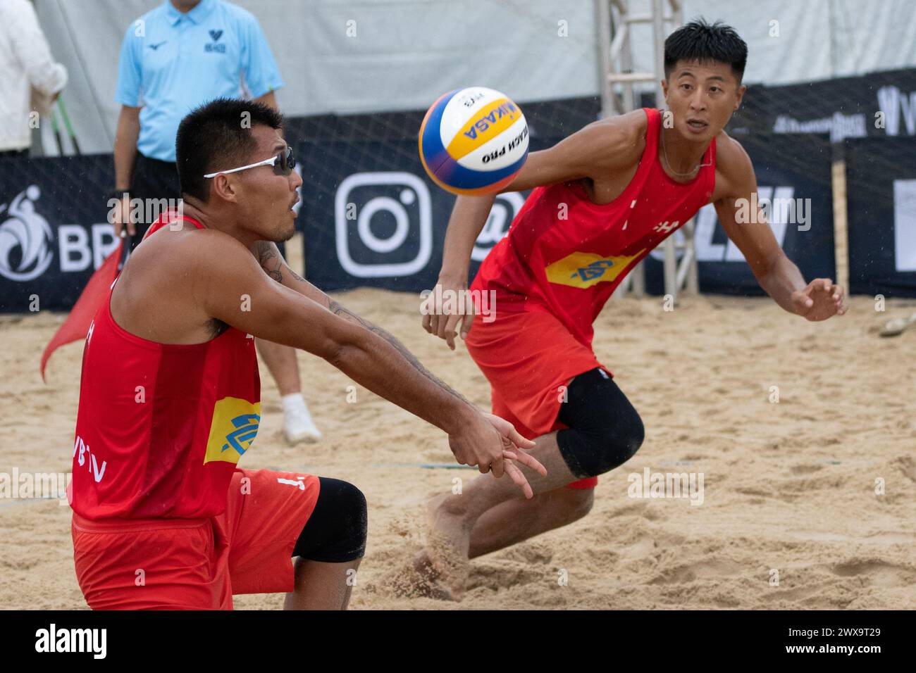 Saquarema, Brazil. 28th Mar, 2024. Wang Yanwei/Li Jie (L) of China ...
