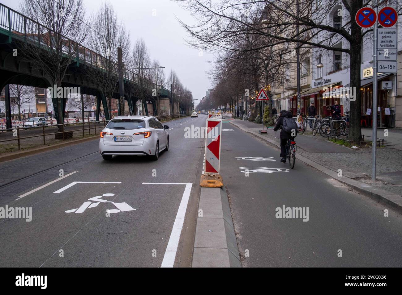 Markierte Ladezone für Geschäfte neben dem neu eingerichteten Radweg ...