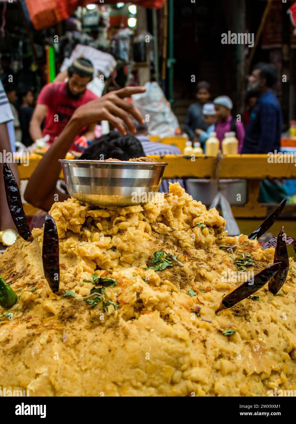 Dhakas street at iftar during ramadan bangladesh hi-res stock ...