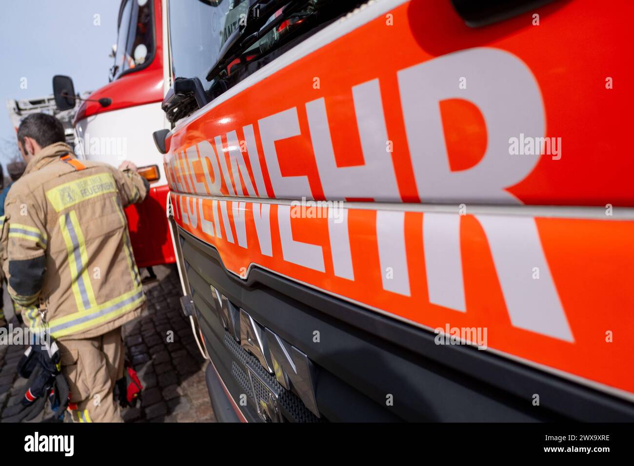 Feuerwehrfahrzeug und Feuerwehrleute vor der Feuerwache 1300 in der ...