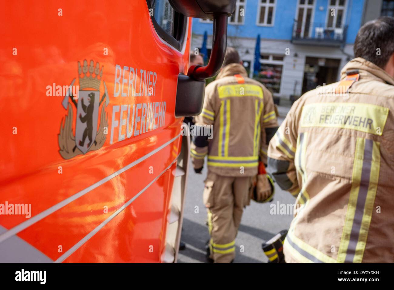 Feuerwehrfahrzeug und Feuerwehrleute vor der Feuerwache 1300 in der ...