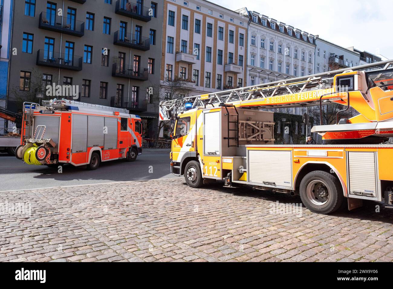 Löschfahrzeug und Drehleiter der Berliner Feuerwehr bei ausrücken von ...