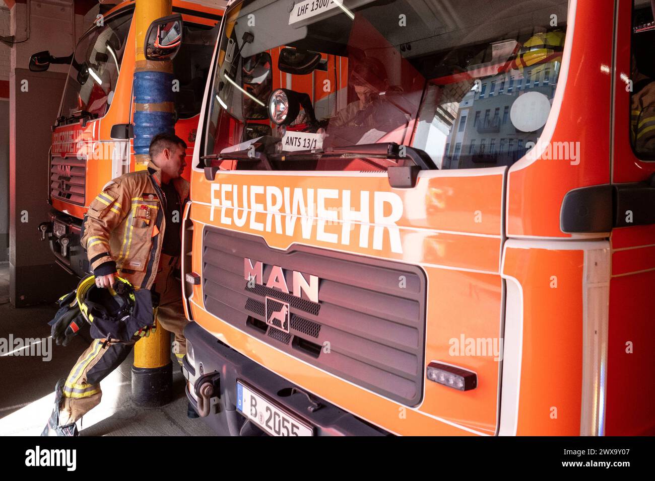 Löschfahrzeuge der Berliner Feuerwehr stehen in der Fahrzeughalle der ...