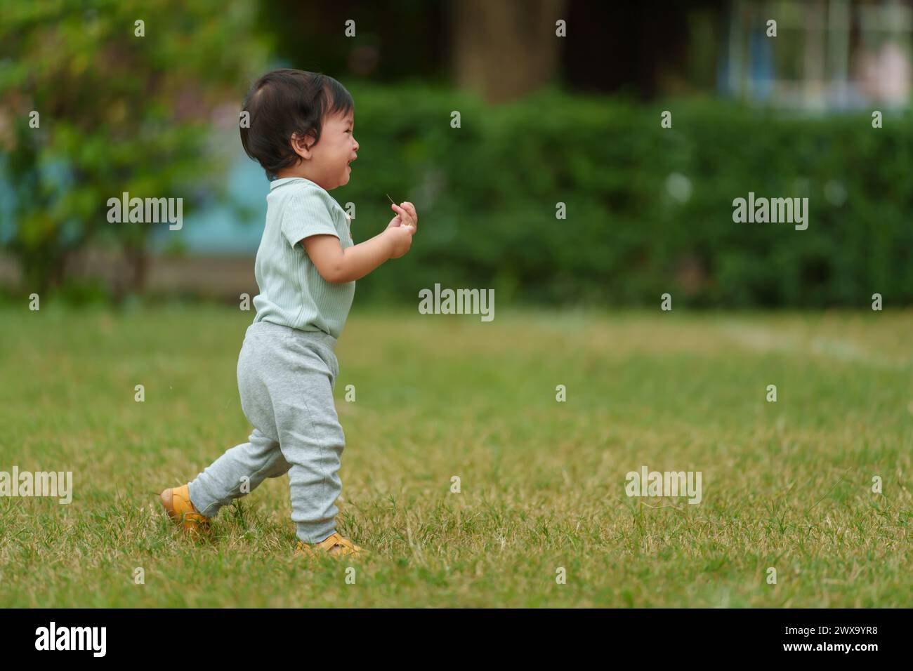 Sad toddler on step hi-res stock photography and images - Alamy