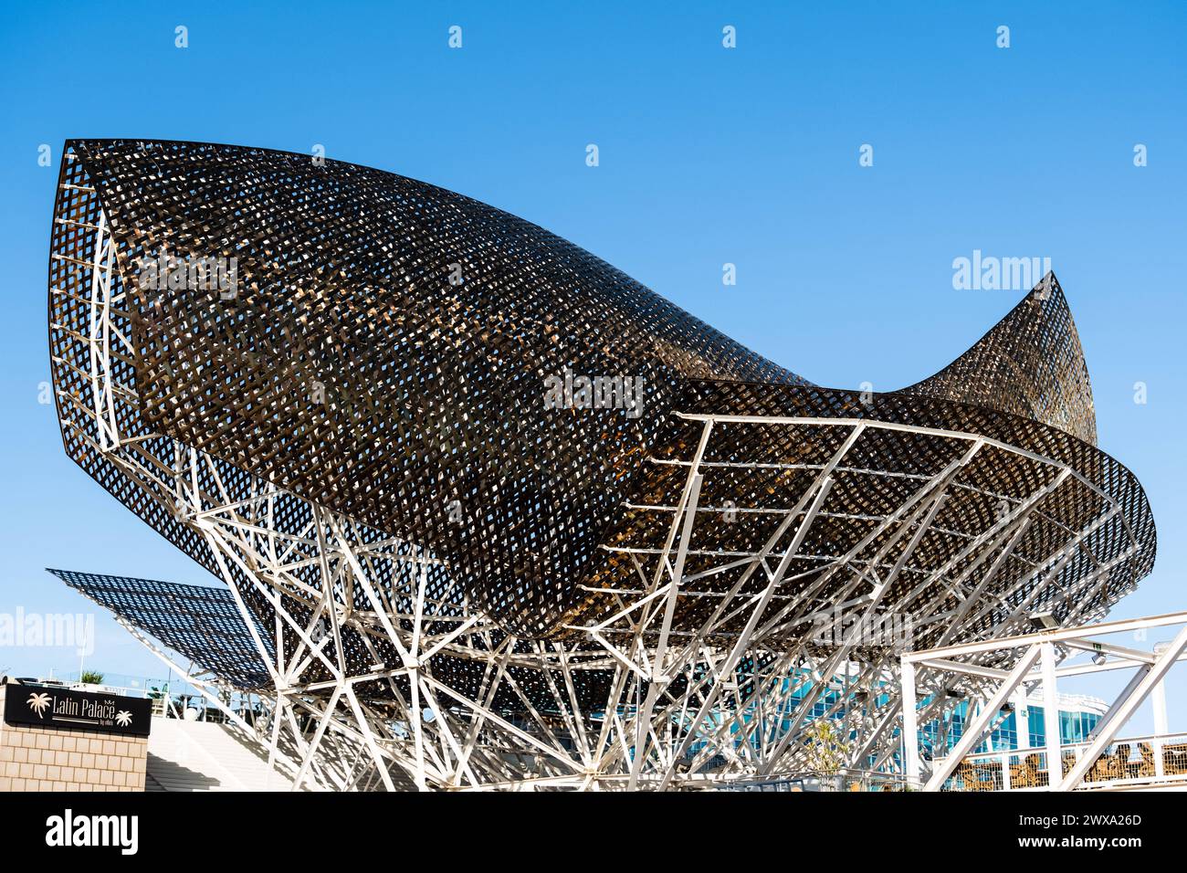 Skulptur eines Fisch von Frank Gehry am Strand von Barcelona, Spanien ...