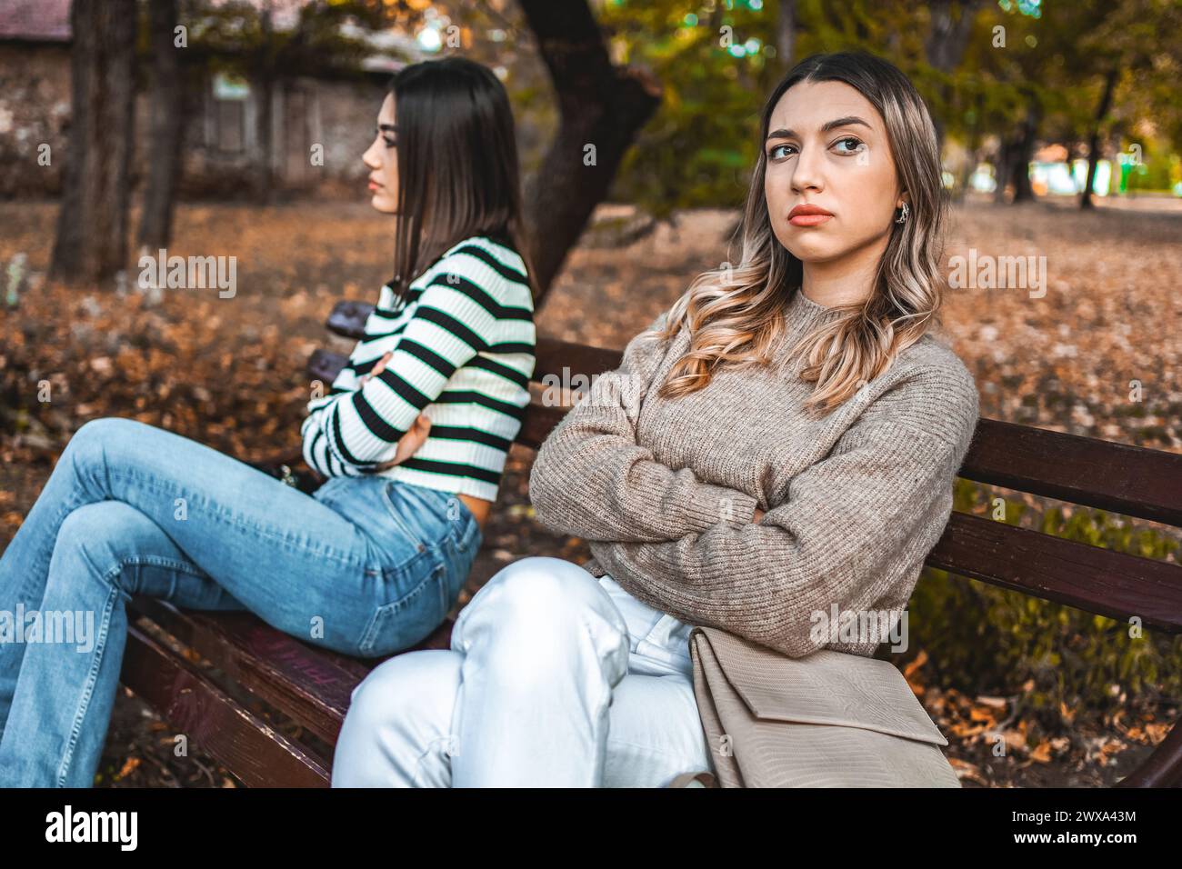 Two people bench apart hi-res stock photography and images - Alamy