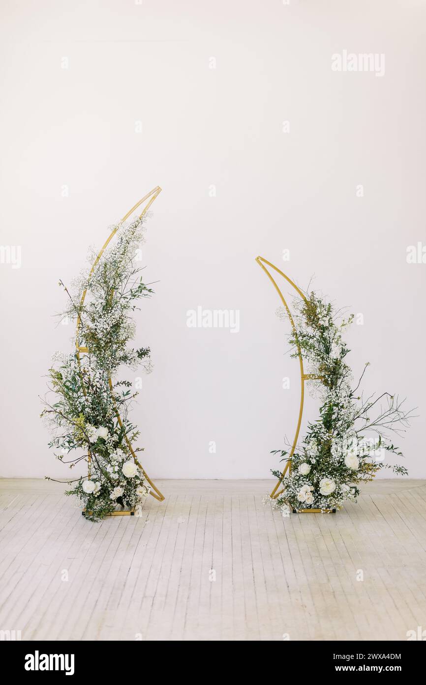 Modern wedding ceremony floral installation Stock Photo - Alamy