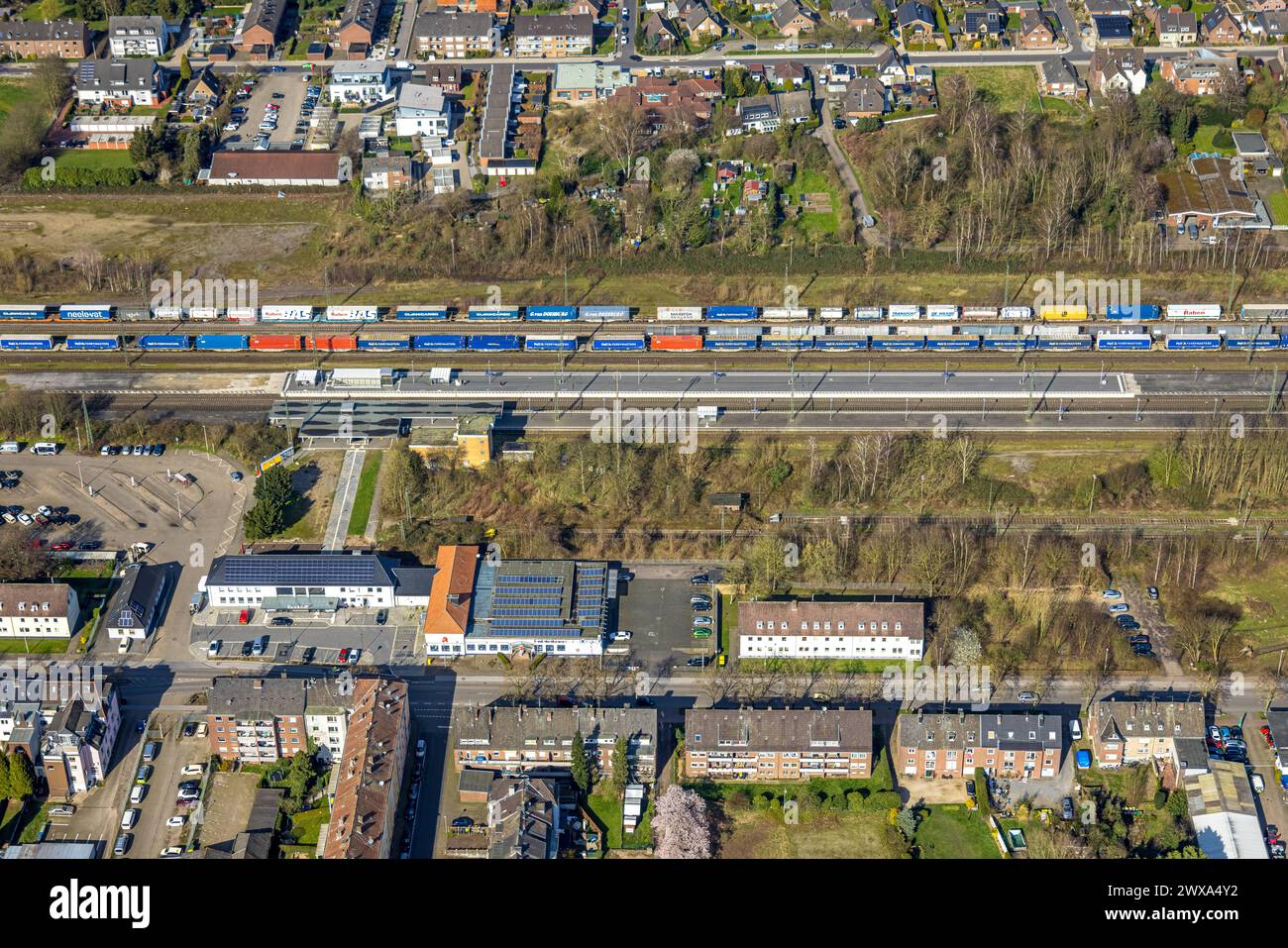 Luftbild, Hbf Bahnhof Emmerich mit neuem Bahnsteig und Bahnhofsvorplatz, Güterzüge, Ausbau der ...