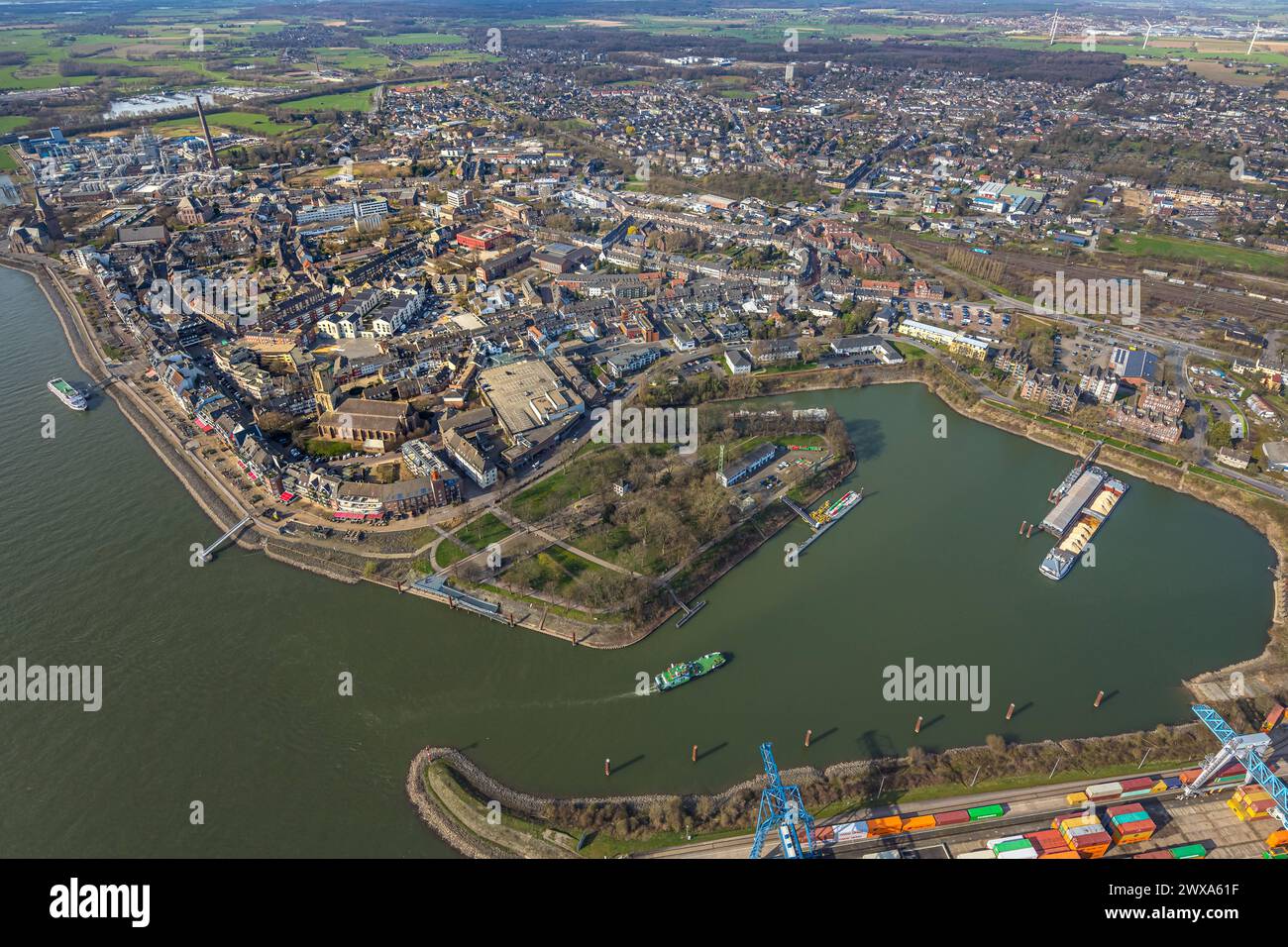 Luftbild, Rheinpromenade mit Ausflugsschiff und Innenstadtansicht City ...