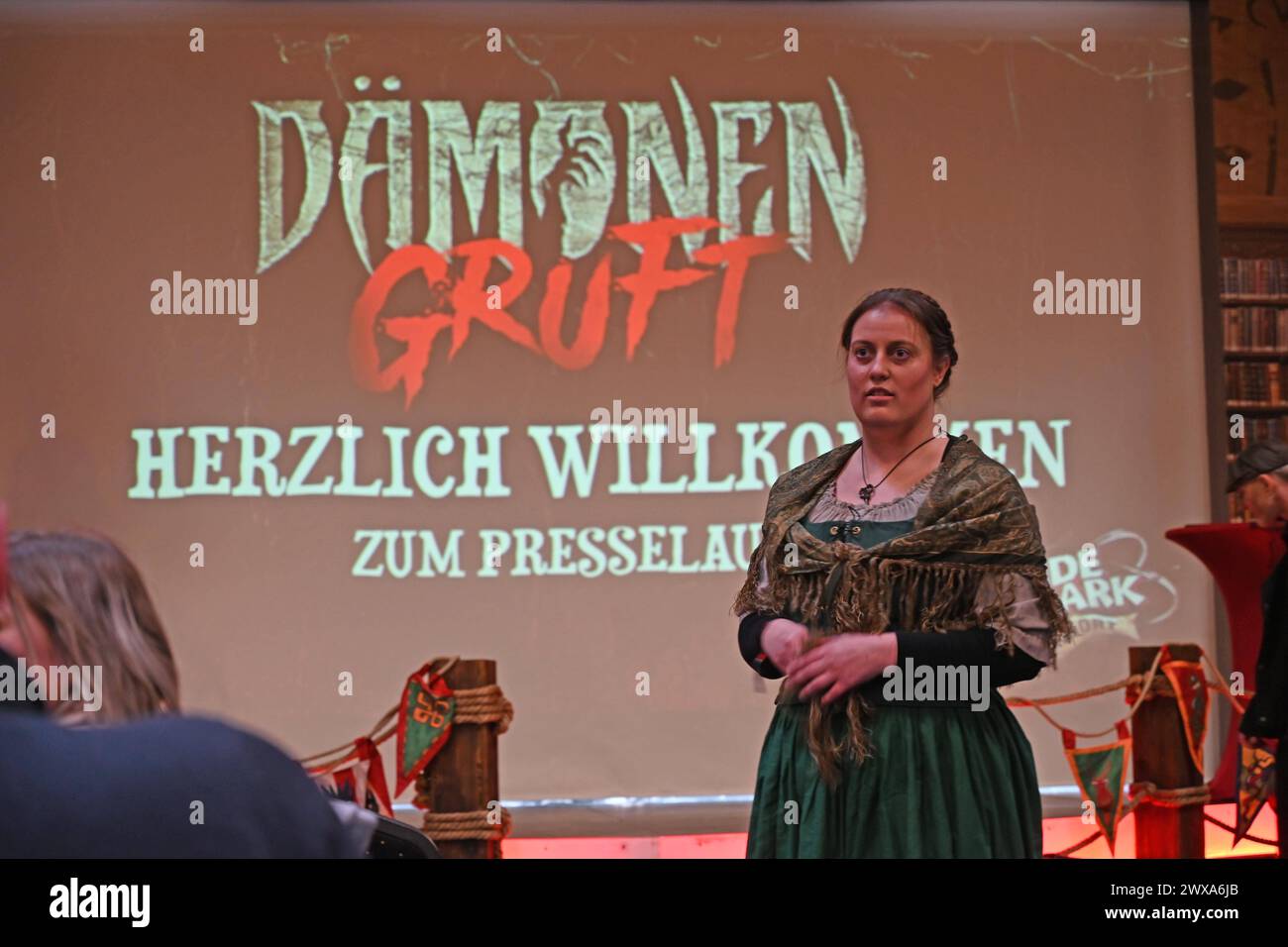 Gruselige Dorfbewohner versuchen Heide Park Besucher mit in die Welt ...