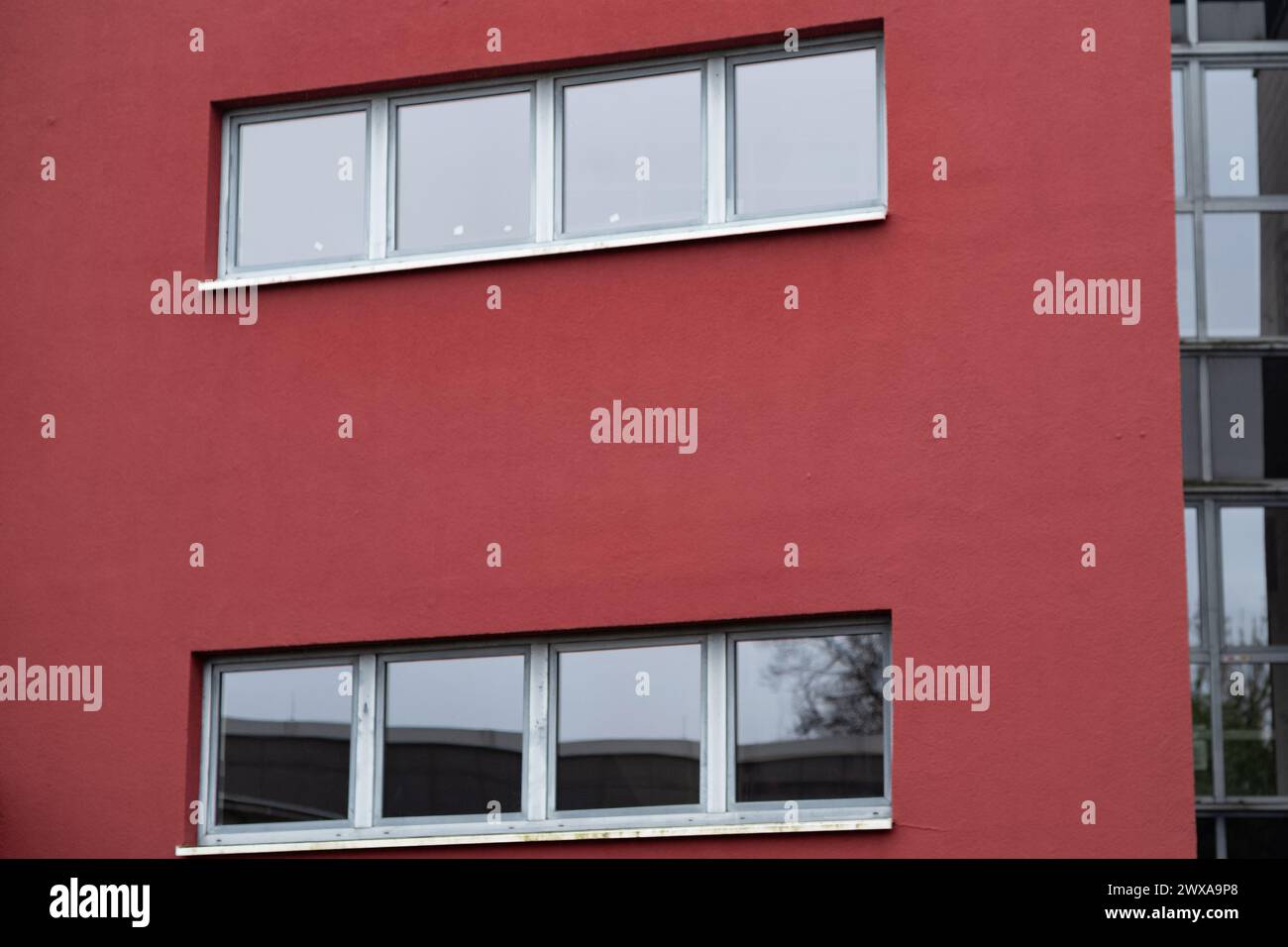 Red walls office hi-res stock photography and images - Alamy