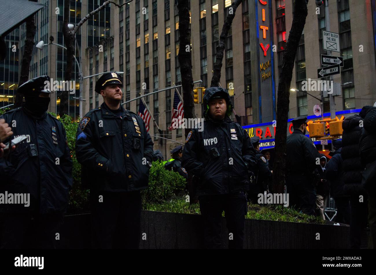 New York, USA. 28th Mar, 2024. Police officers stand in a public plaza ...