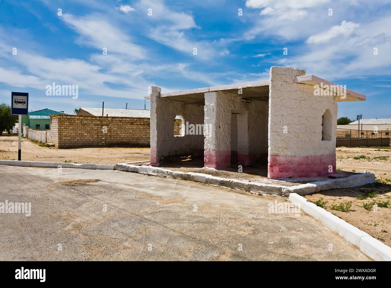Brick bus shelter hi-res stock photography and images - Alamy