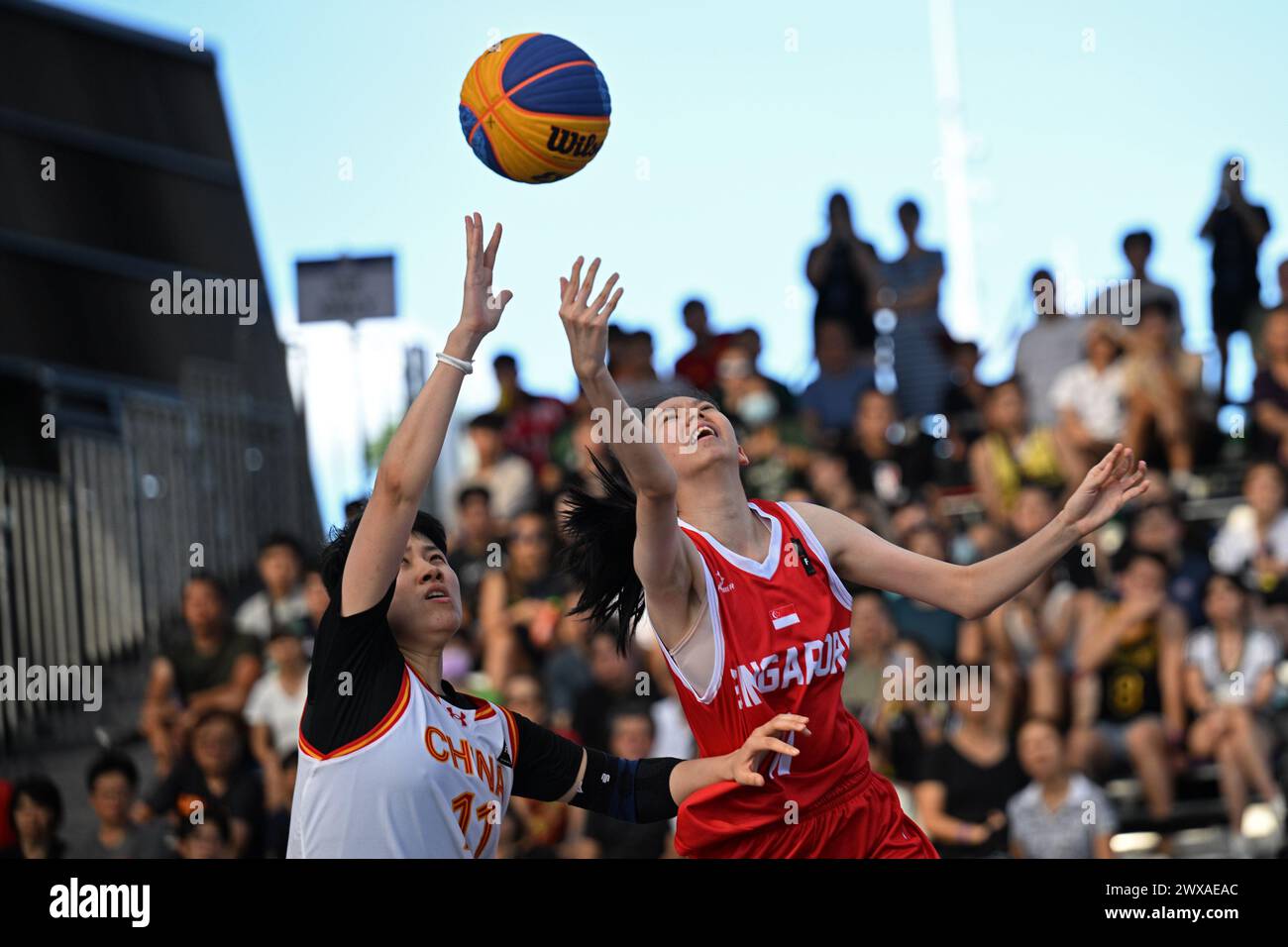 Singapore. 29th Mar, 2024. Ha Wenxi (L) of China vies with Han XingYue ...