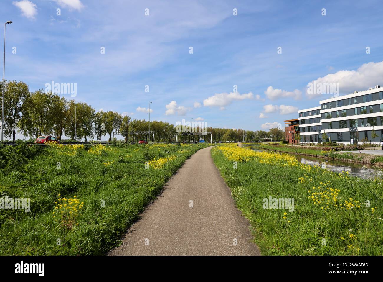 Cycle path along motorway A20 between Moordrecht and Gouda ...