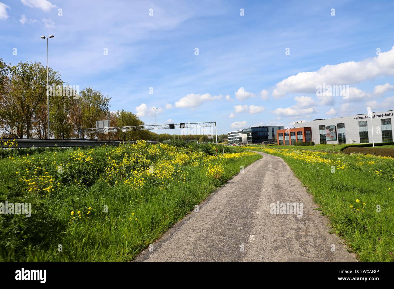 Cycle path along motorway A20 between Moordrecht and Gouda ...