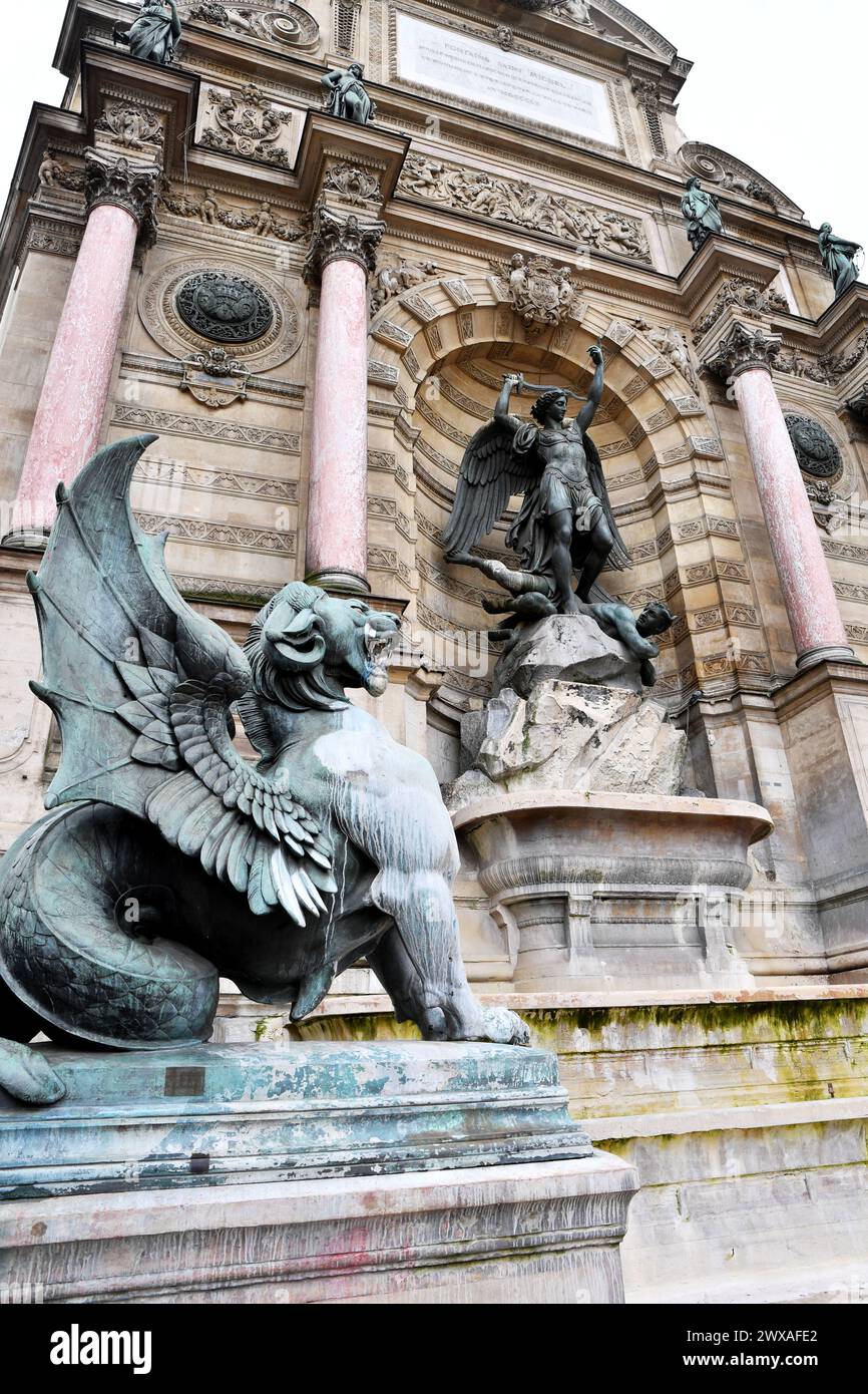 Dragon sculpture paris hi-res stock photography and images - Alamy