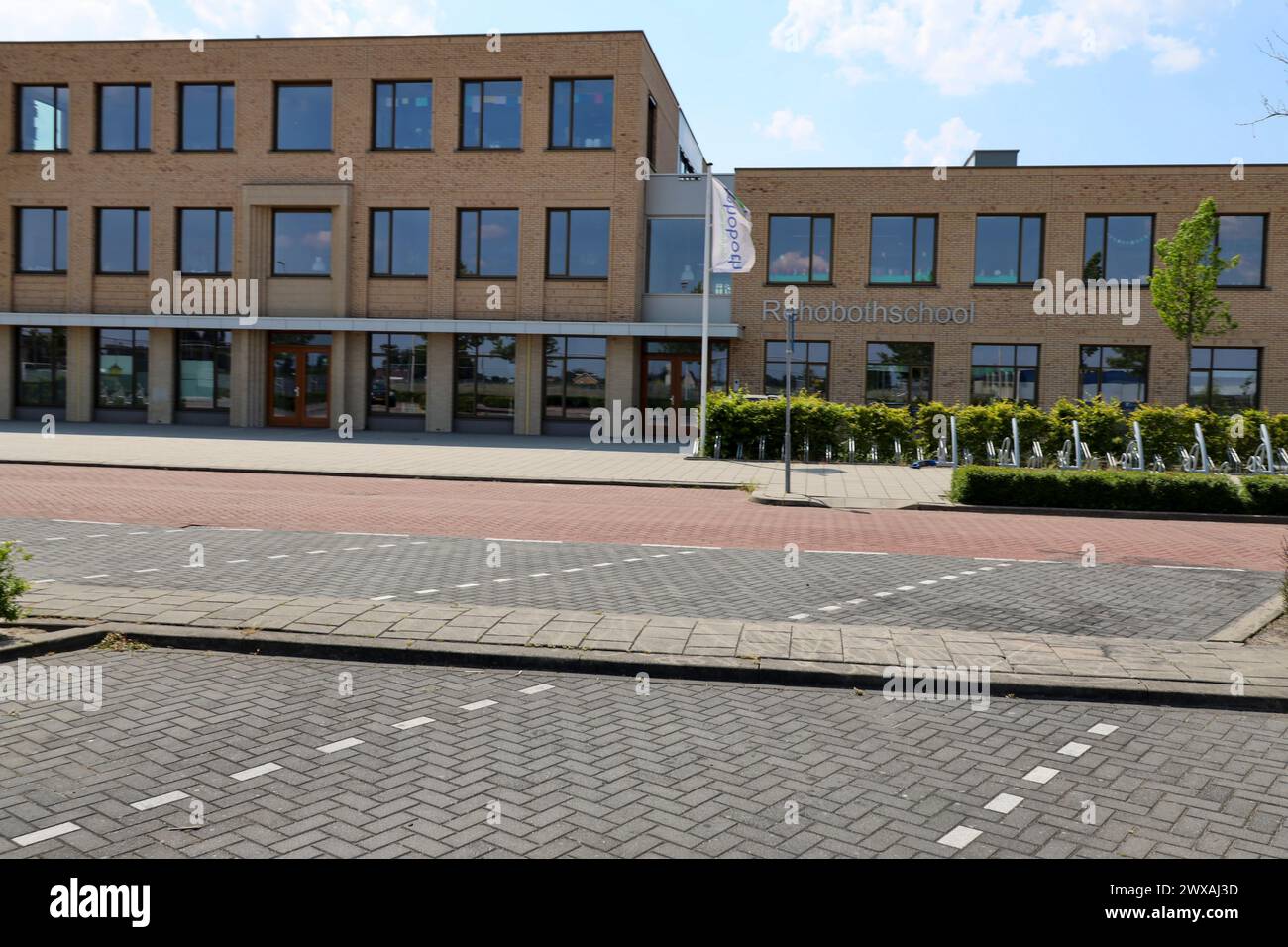 Permanent and temporary buildings for primary school in Moerkapelle in ...
