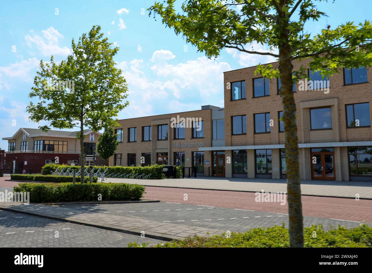 Permanent and temporary buildings for primary school in Moerkapelle in ...