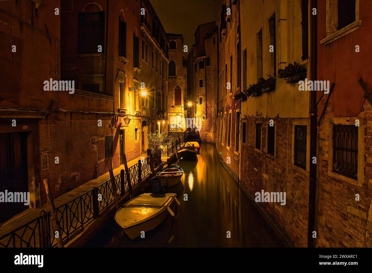 Multiple canal boats hi-res stock photography and images - Alamy