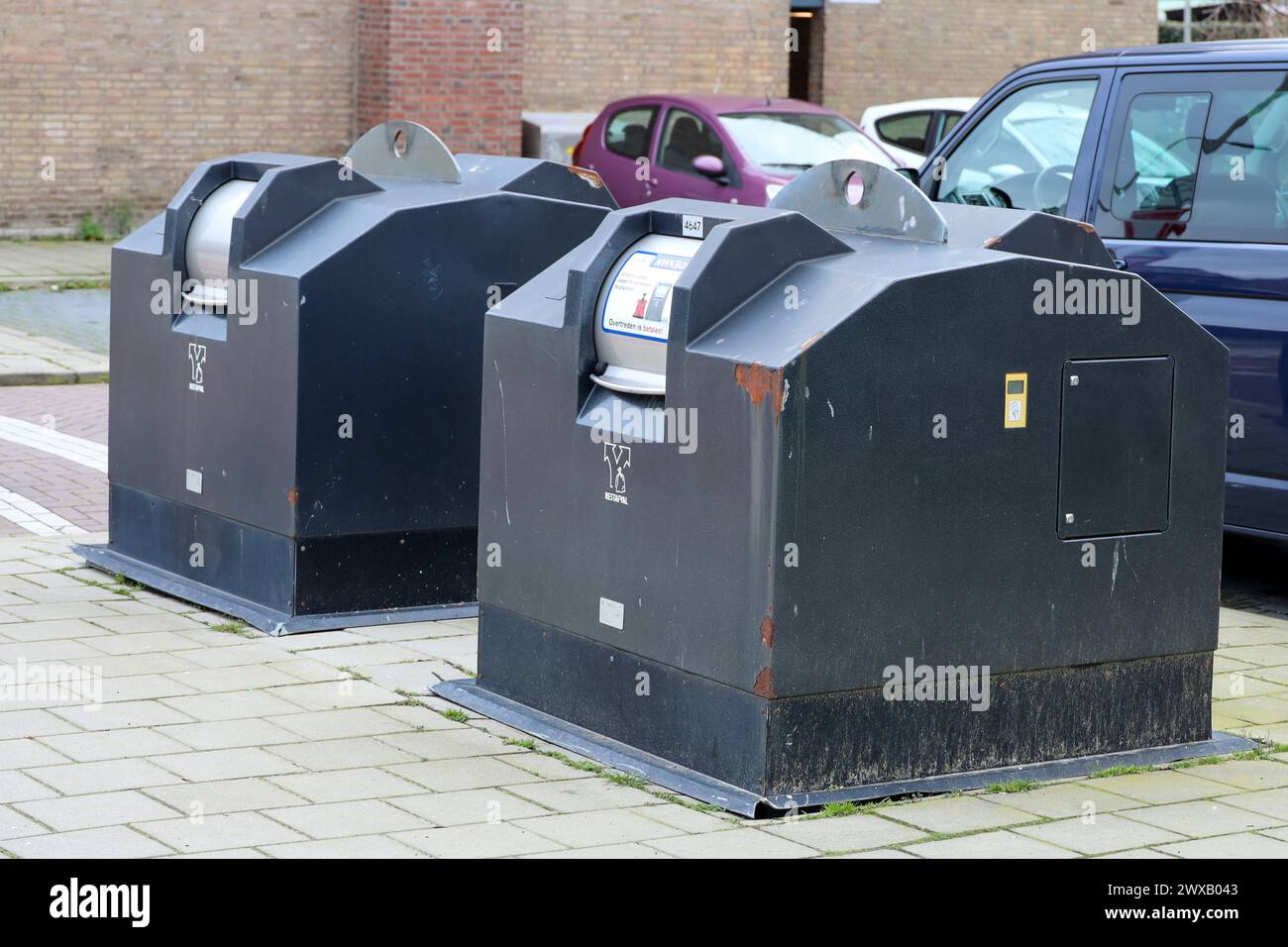 Semi-surface waste container for residual waste in Nieuwerkerk aan den ...
