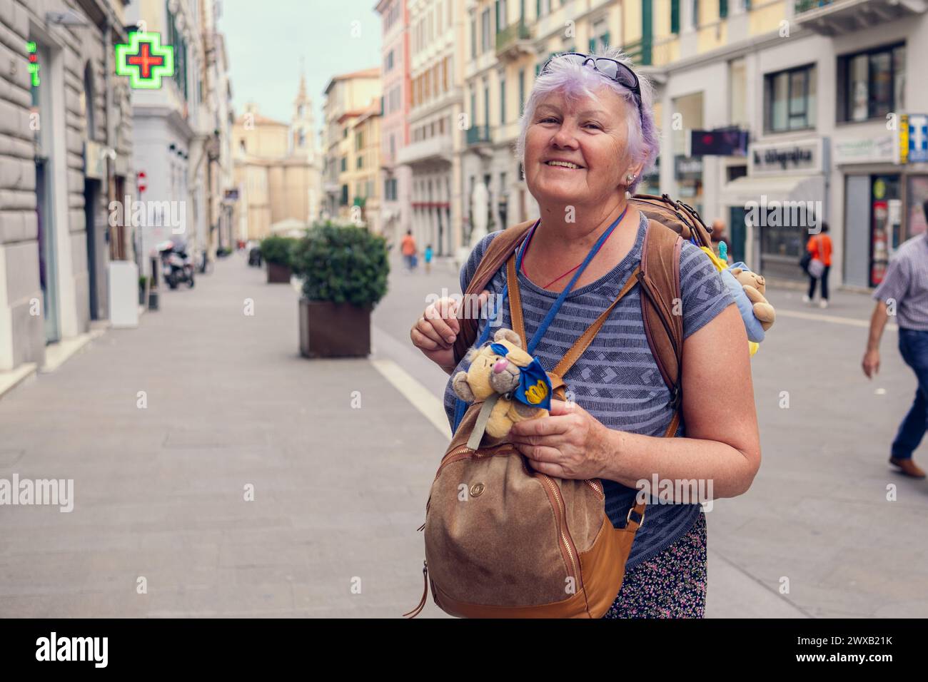 Elderly stylish tourist granny woman hi-res stock photography and ...