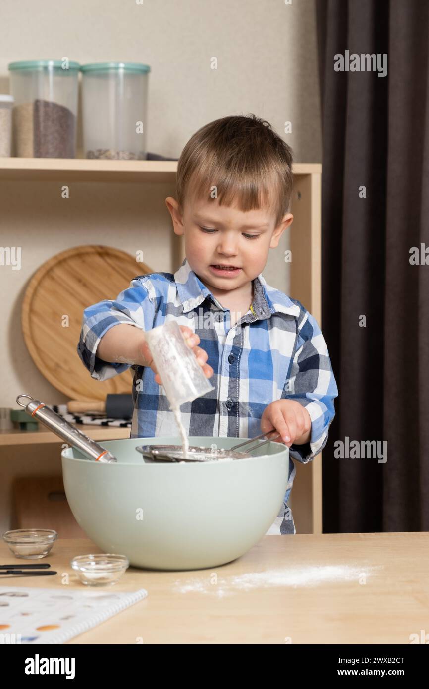Kids kitchen flour hi-res stock photography and images - Alamy