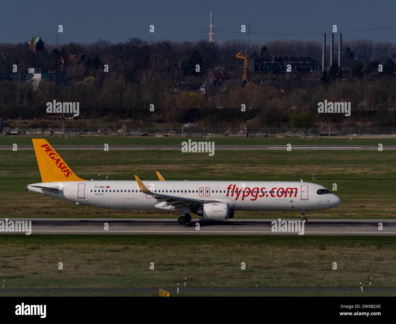 Ein Airbus A321NEO der türkischen Billigfluggesellschaft Pegasus am Flughafen Düsseldorf. *** An ...