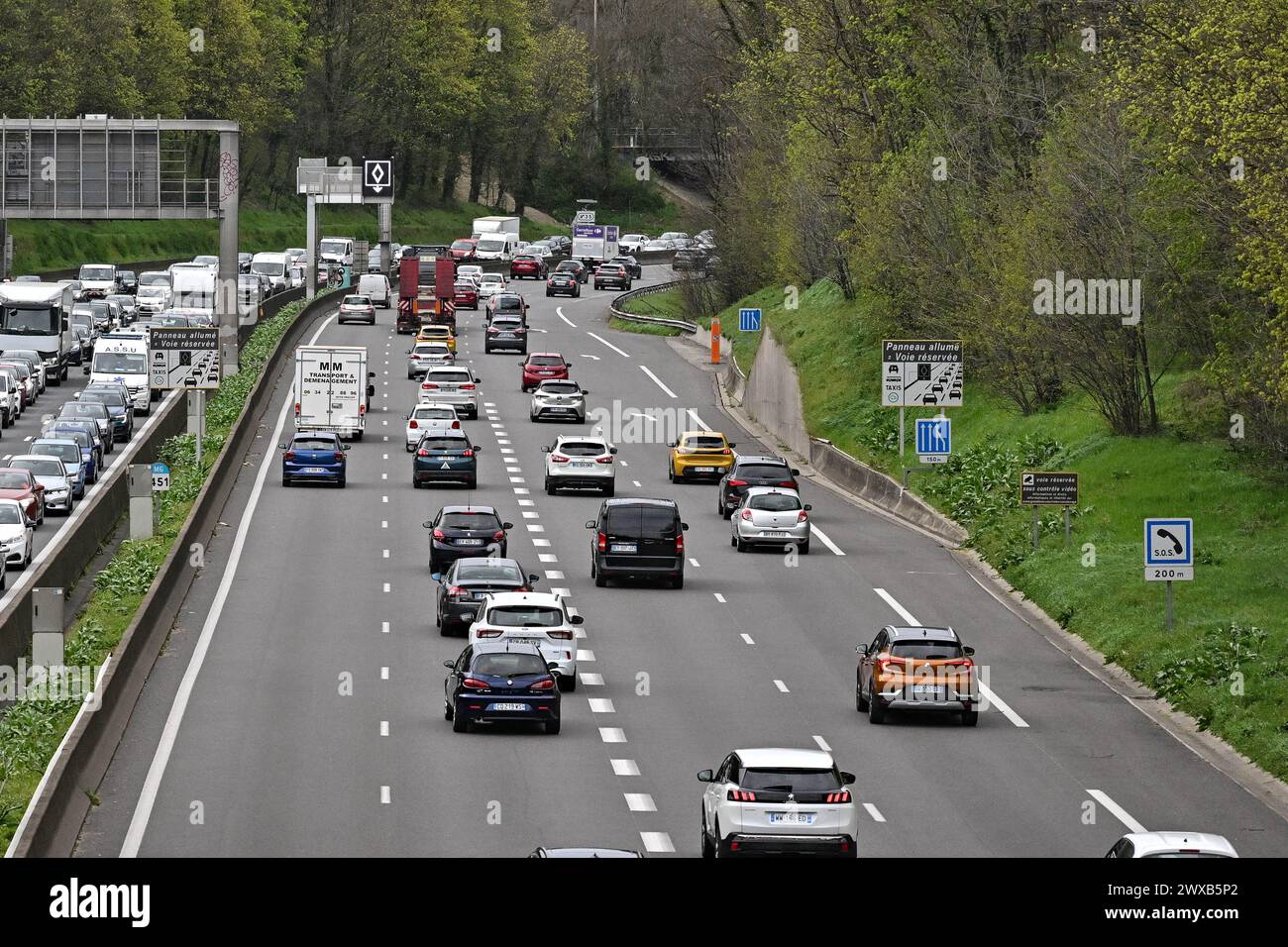 Lyon, France. 28th Mar, 2024. Illustrations of a dedicated carpool lane ...