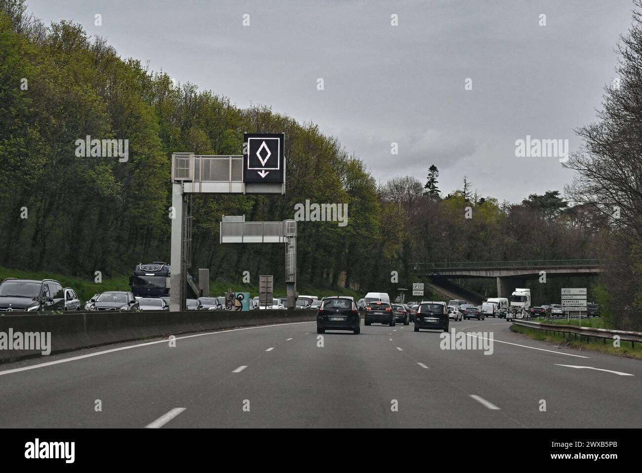 Lyon, France. 28th Mar, 2024. Illustrations of a dedicated carpool lane ...