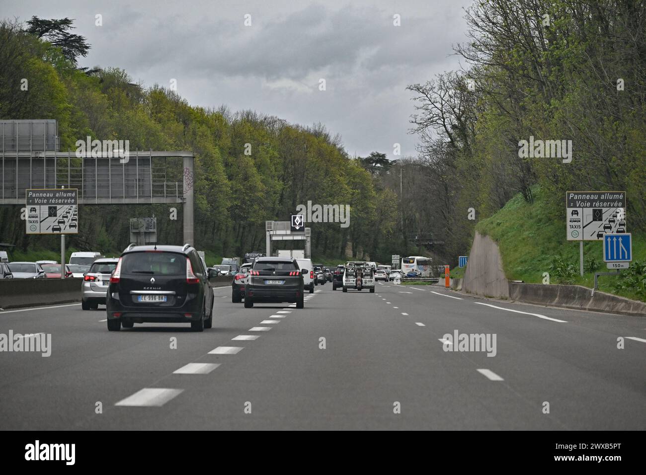 Lyon, France. 28th Mar, 2024. Illustrations of a dedicated carpool lane ...