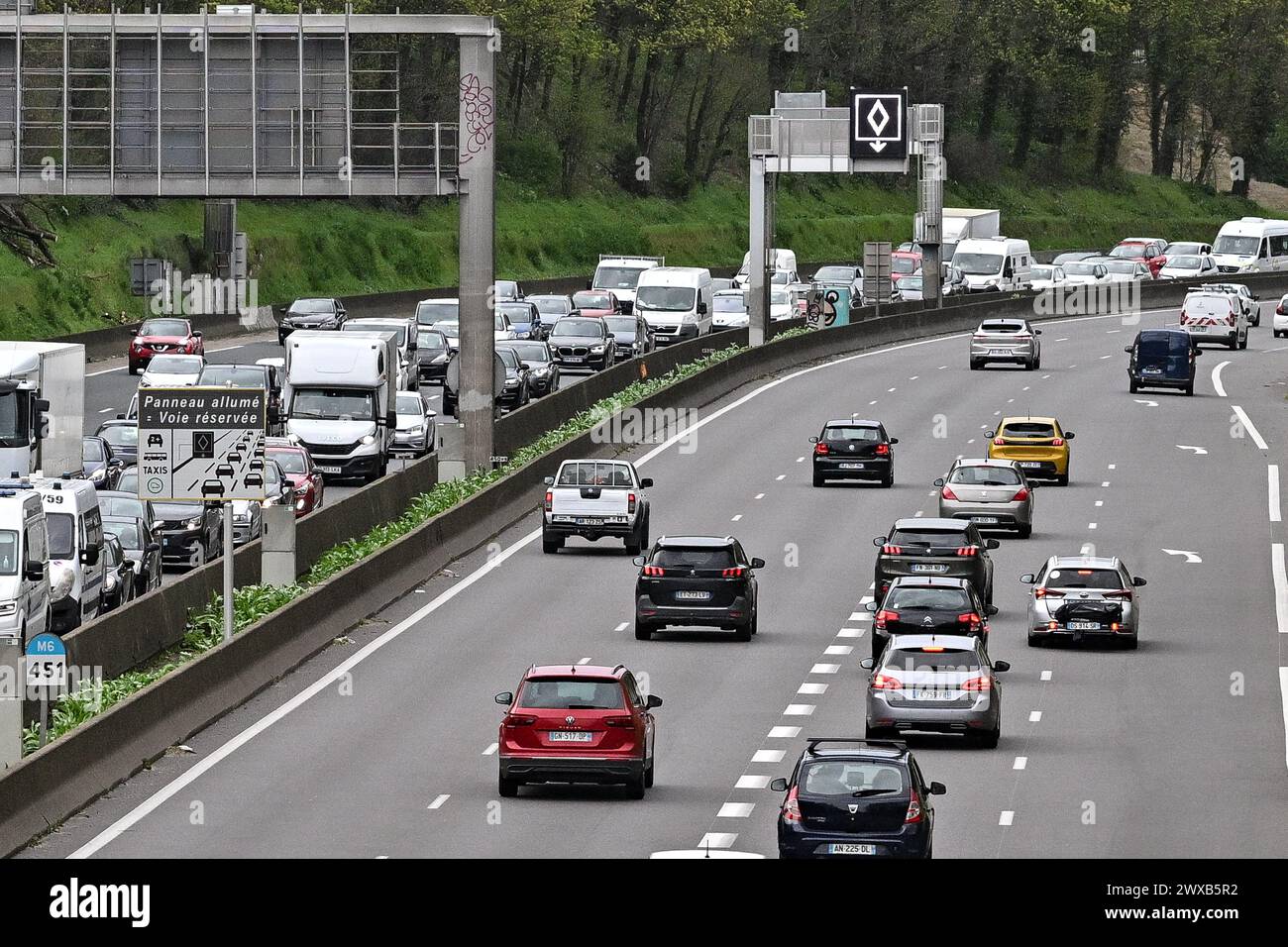 Lyon, France. 28th Mar, 2024. Illustrations of a dedicated carpool lane ...
