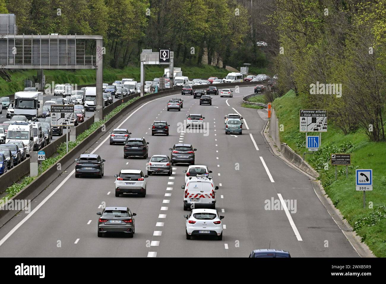 Lyon, France. 28th Mar, 2024. Illustrations of a dedicated carpool lane ...