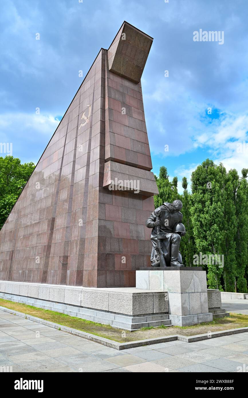 Soviet War Memorial with a great Red Army soldier in Treptower Park to ...
