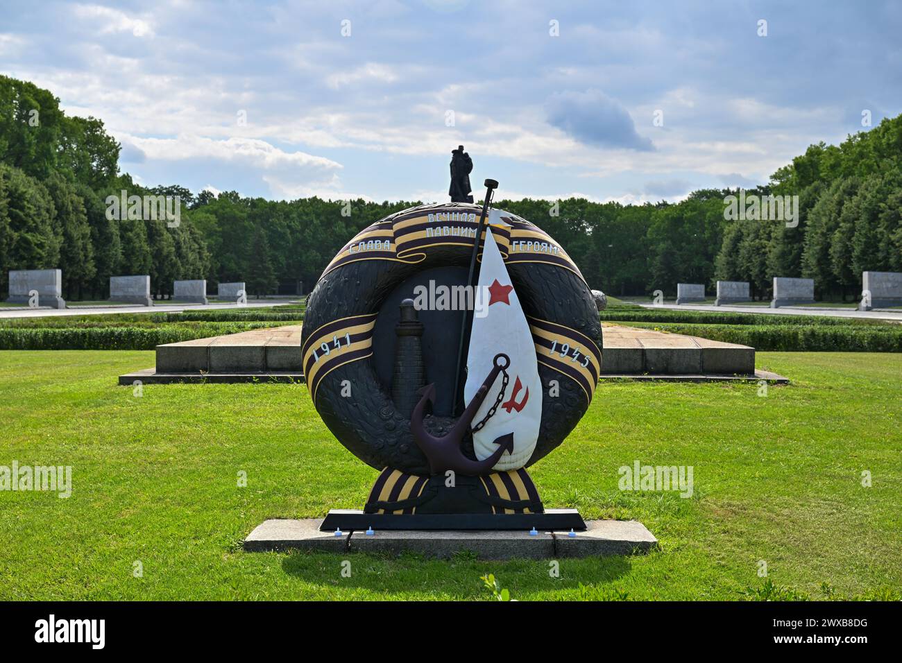 Soviet War Memorial with a great Red Army soldier in Treptower Park to ...