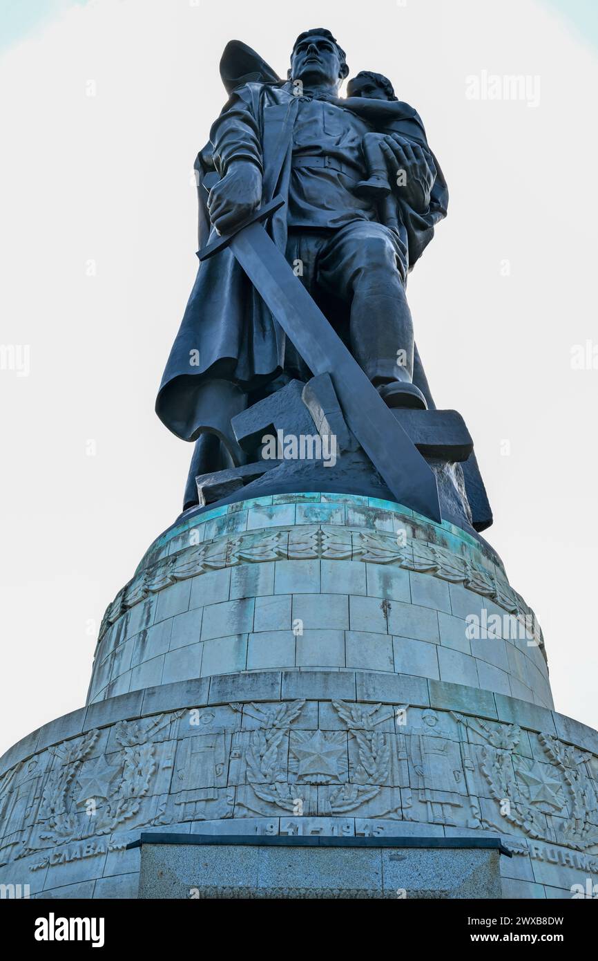 Soviet War Memorial with a great Red Army soldier in Treptower Park to ...