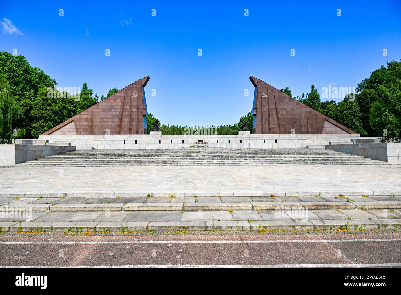 Soviet War Memorial with a great Red Army soldier in Treptower Park to ...
