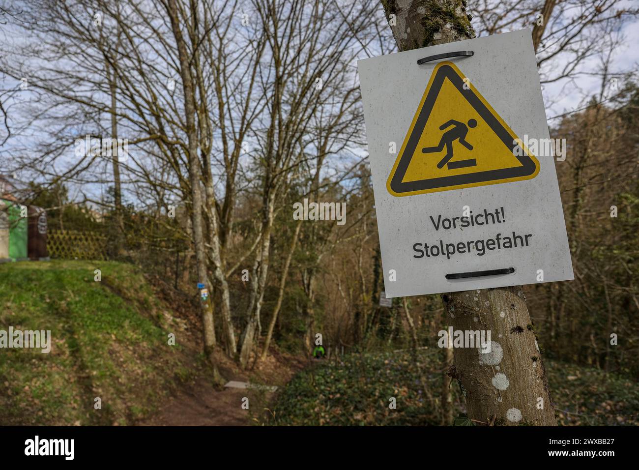 Wanderweg Schwarzachklamm Schwarzenbruck Schild, das auf Stolpergefahr ...