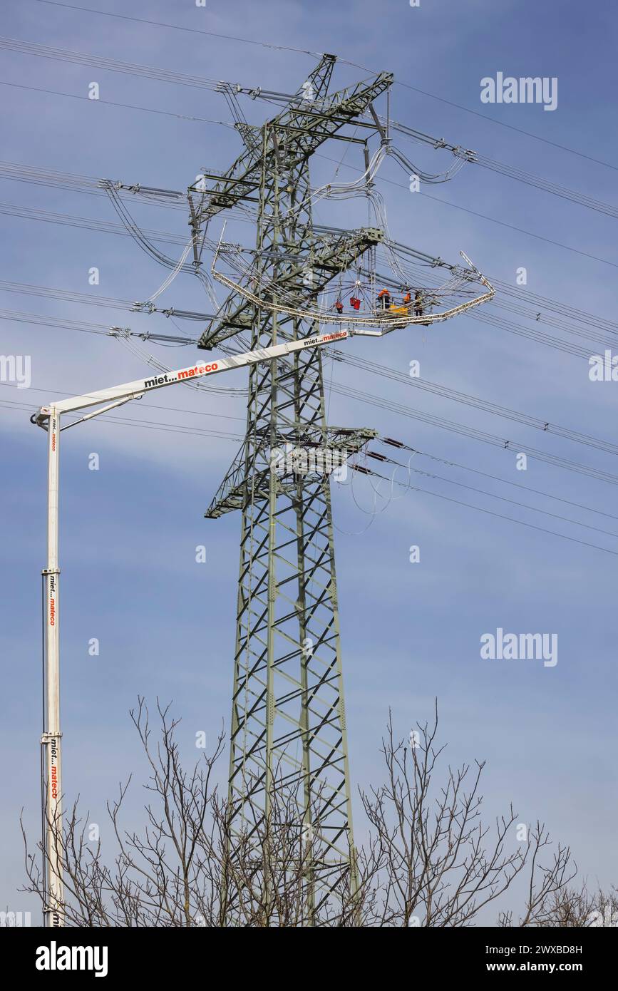 New line installation hi-res stock photography and images - Alamy