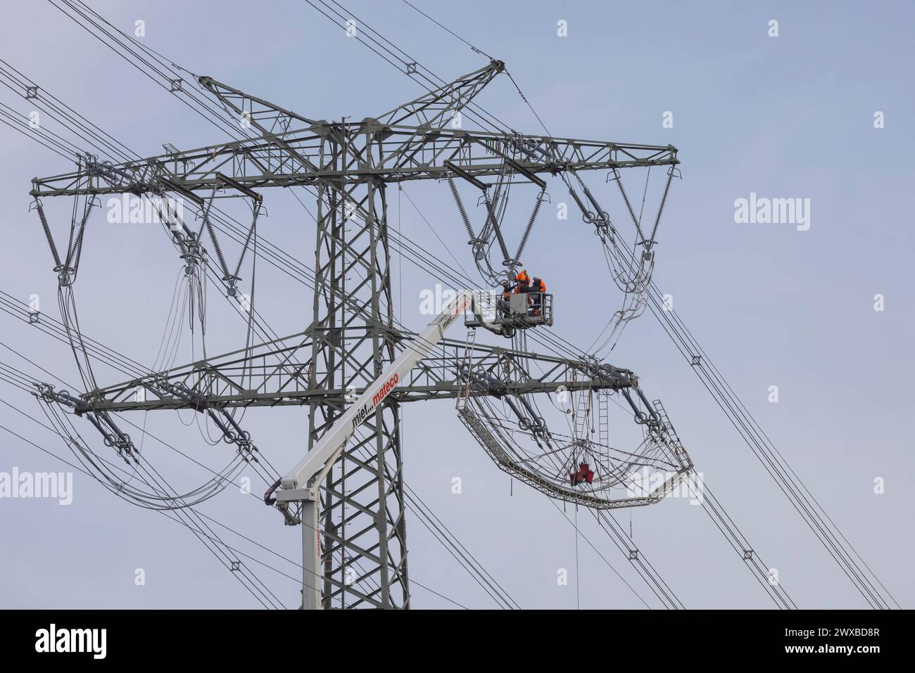 380 kv extra high voltage overhead line hi-res stock photography and ...