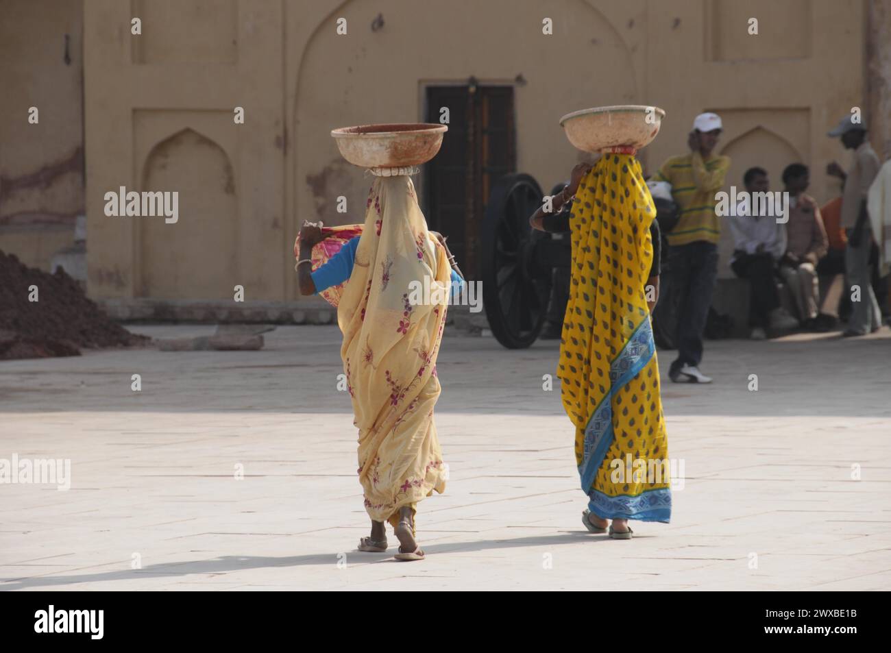 Woman carrying weight on head hi-res stock photography and images - Alamy