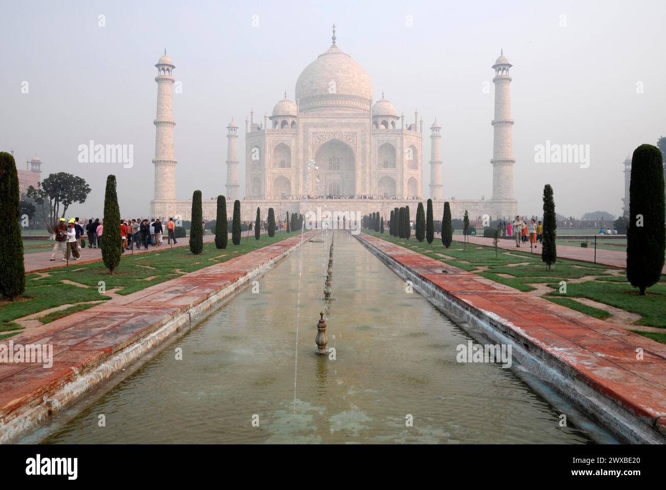 Taj Mahal Tomb, UNESCO World Heritage Site, Dunstiger morning view of ...